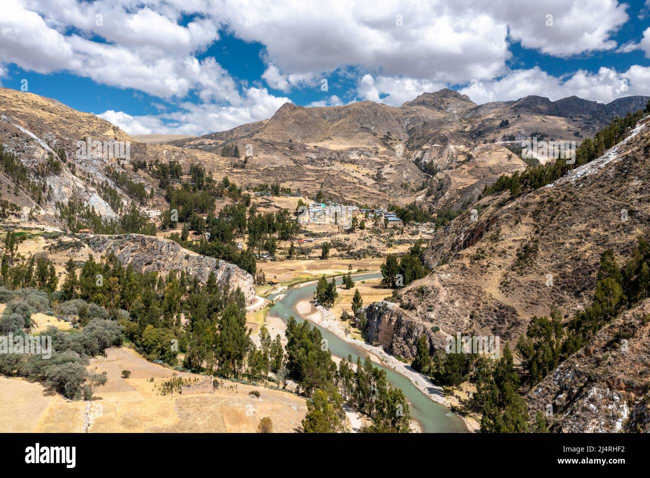 Peru landscape river green andes hi-res stock photography and images ...