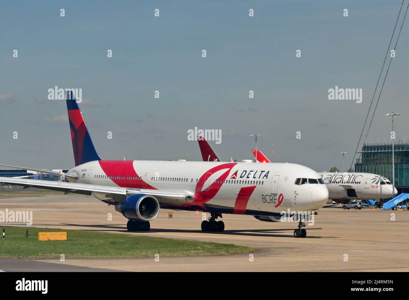 London, England - April 2022: Delta Air Lines Boeing jet with special ...
