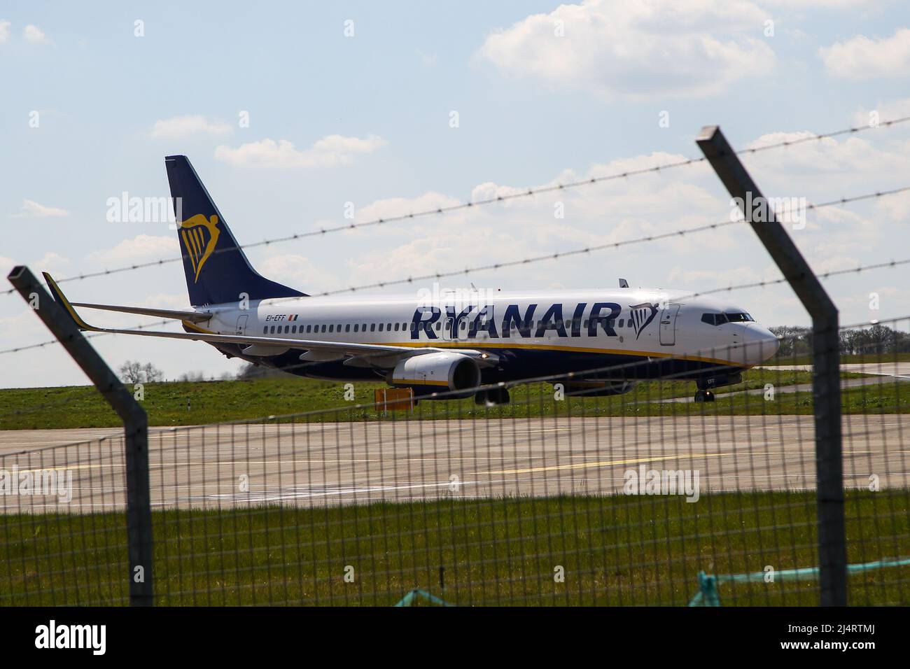Ryanair aircraft prepares to takeoff at Luton airport Stock Photo - Alamy