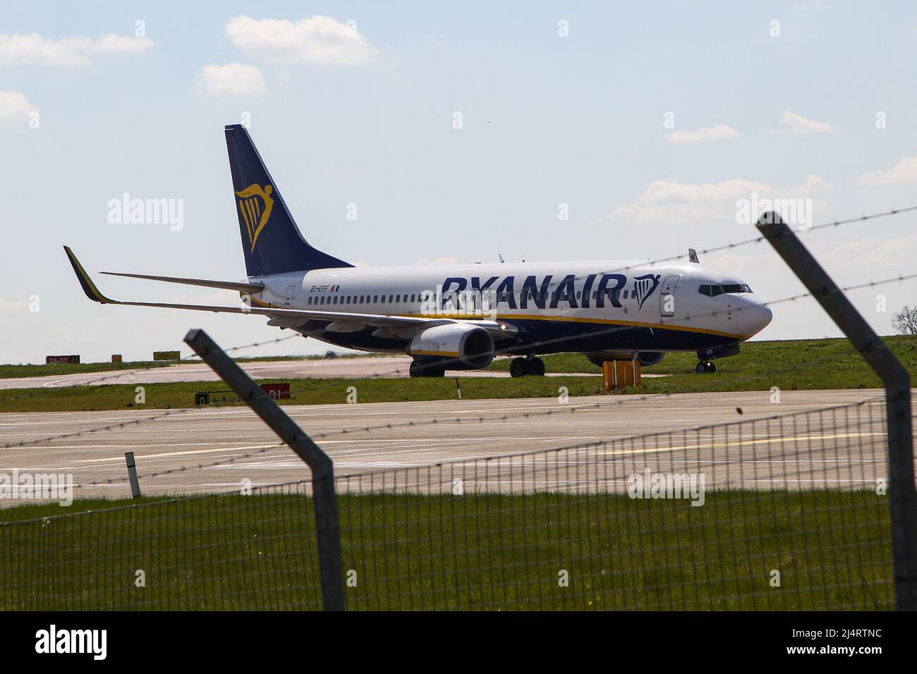 Ryanair aircraft prepares to takeoff at Luton airport Stock Photo - Alamy