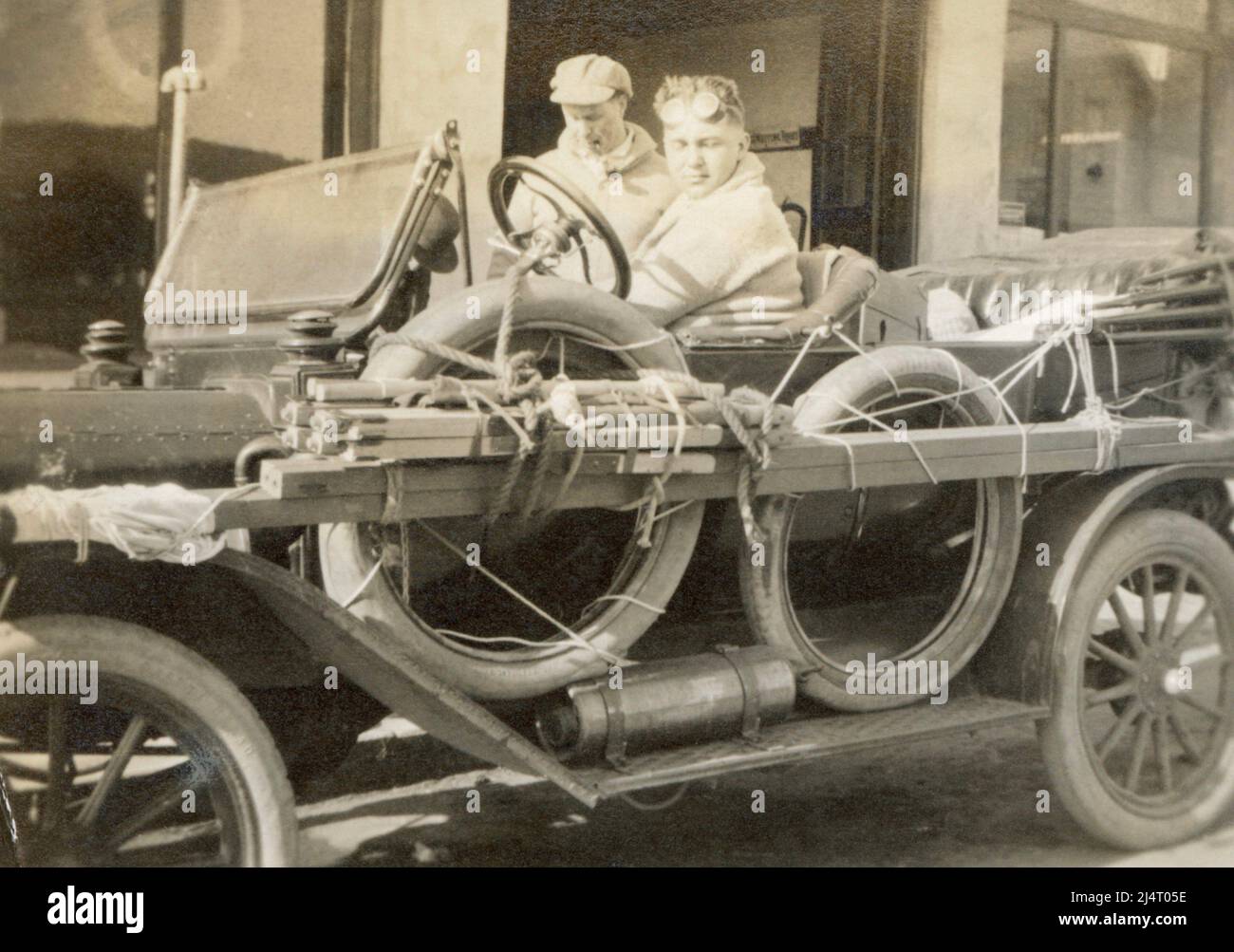 Vintage expedition hi-res stock photography and images - Alamy