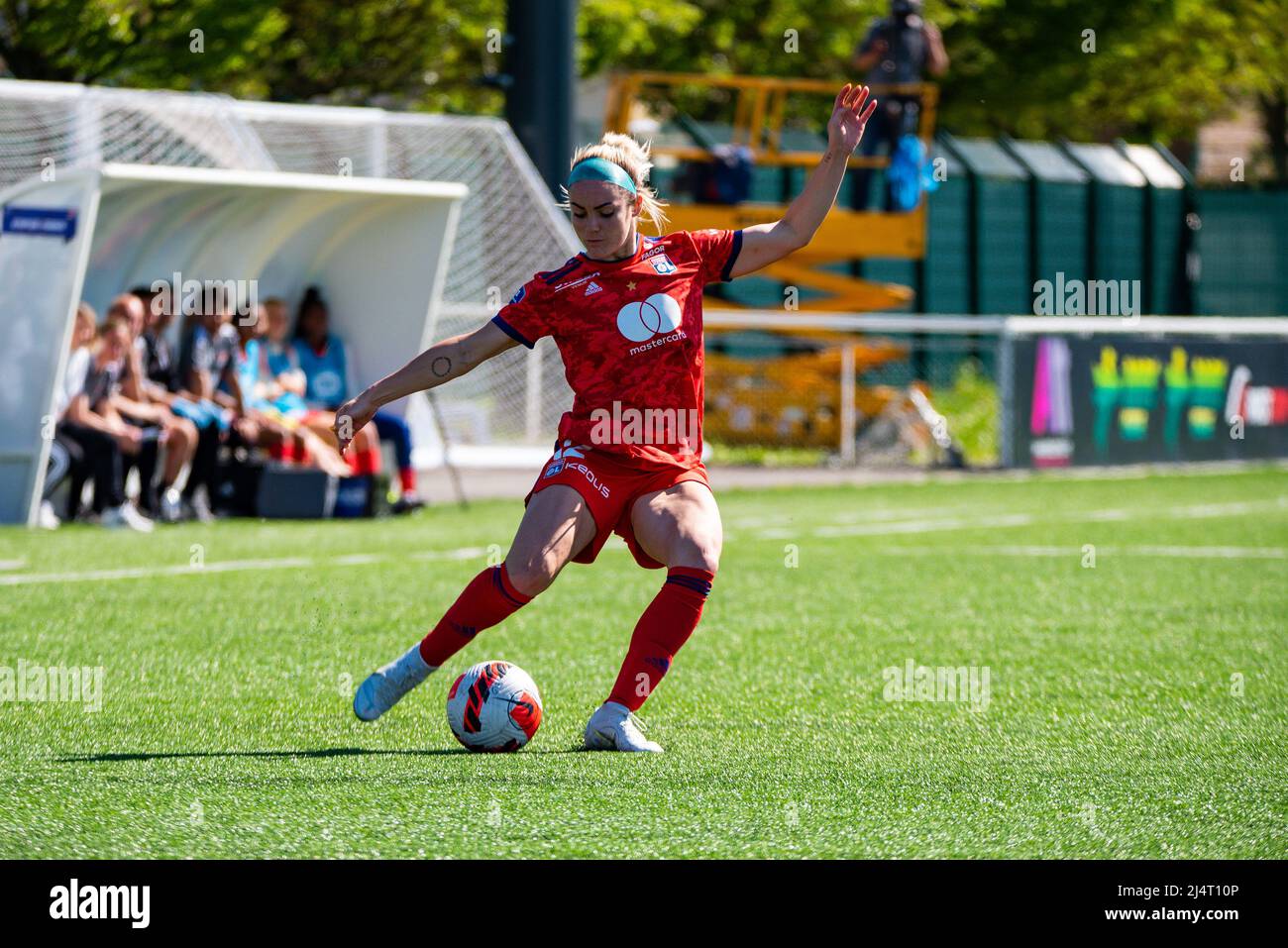 Ellie Carpenter of Olympique Lyonnais controls the ball during the ...