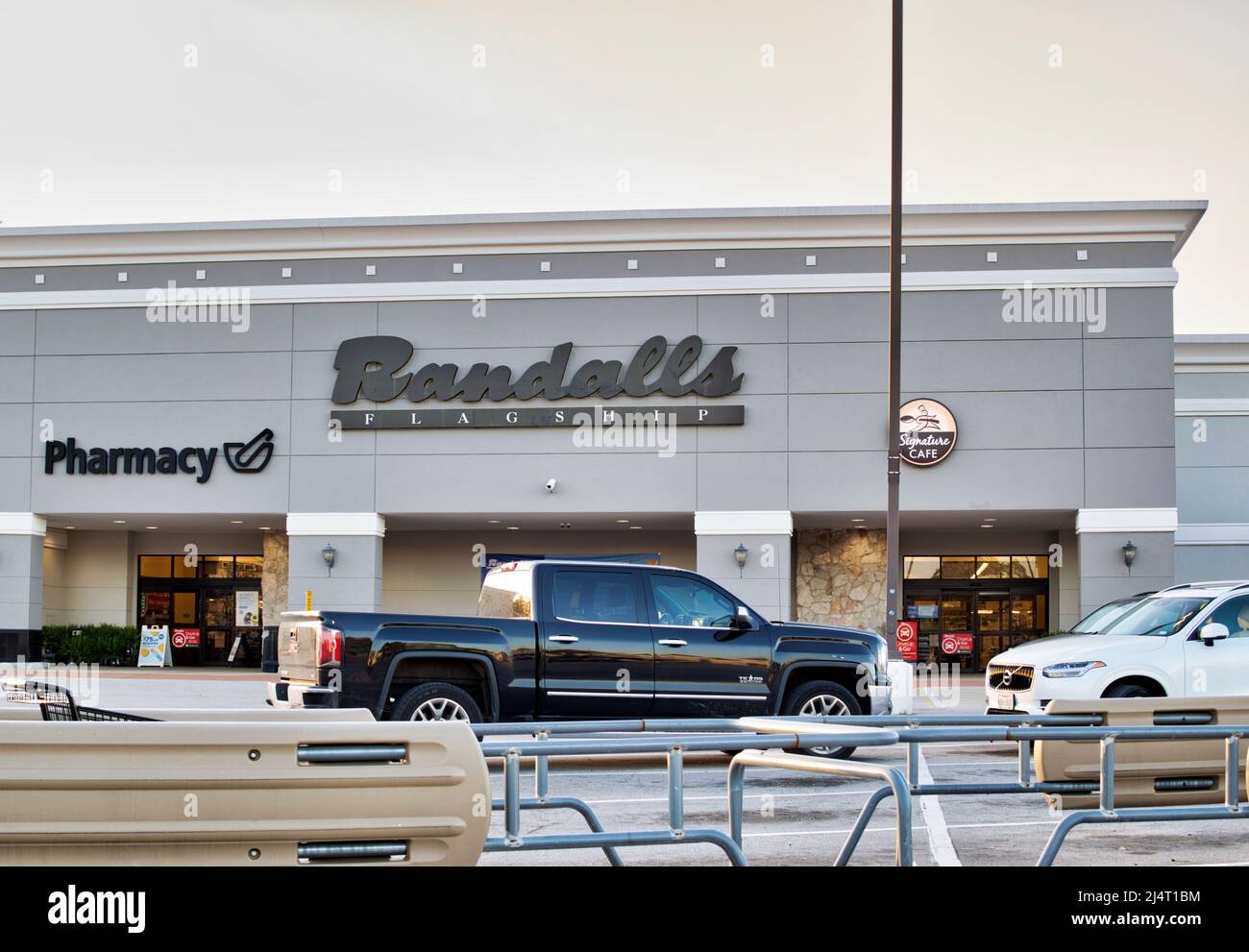 Houston, Texas USA 03-24-2022: Randalls grocery supermarket storefront ...
