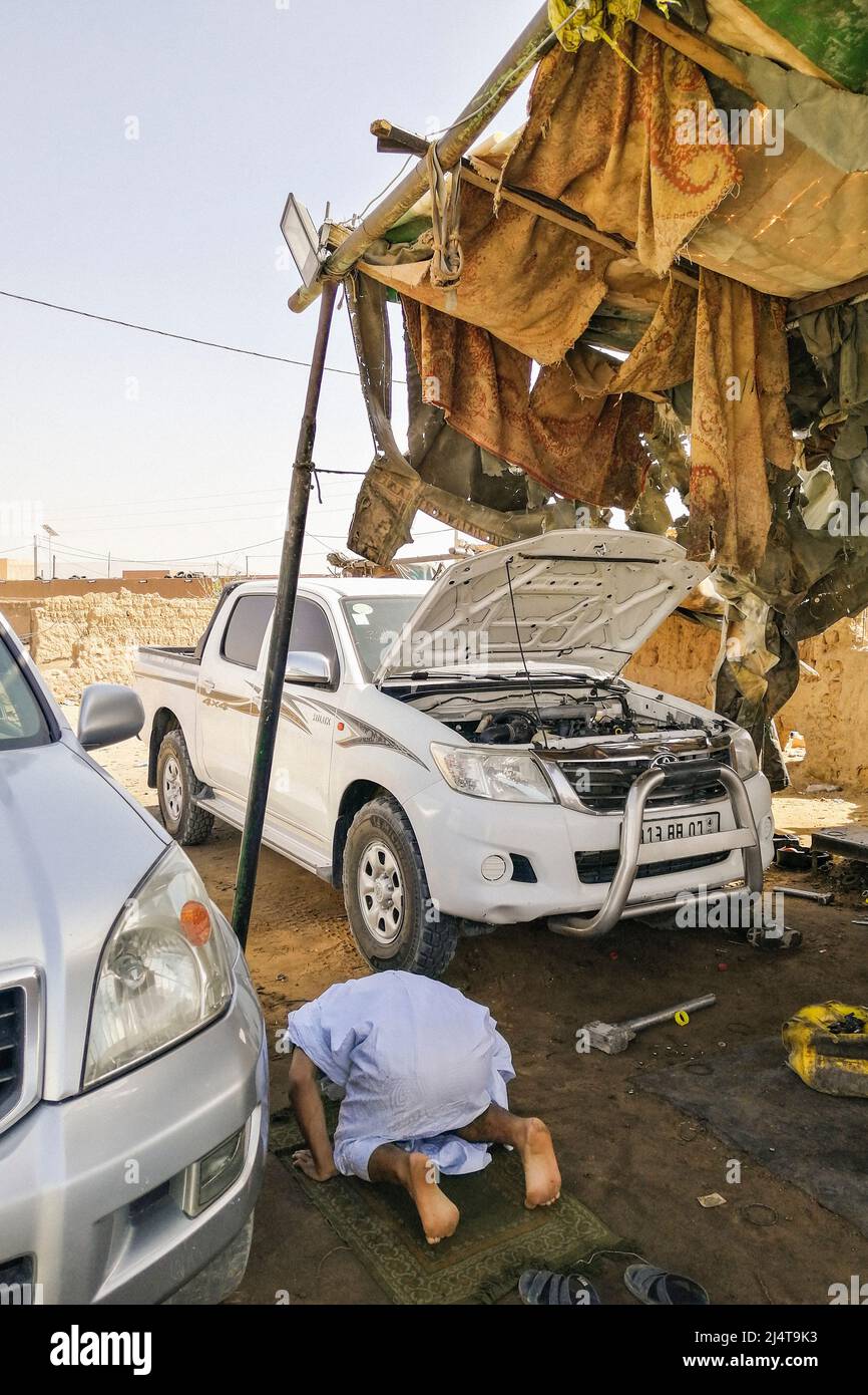 Mauritania, Atar, mechanical workshop, Islamic prayer Stock Photo - Alamy