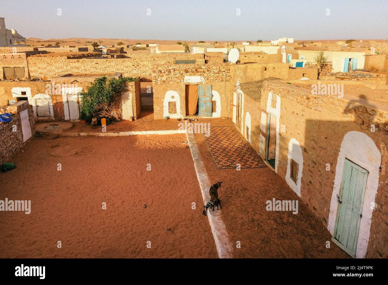 Mauritania, Chinguetti, traditional courtyard Stock Photo - Alamy