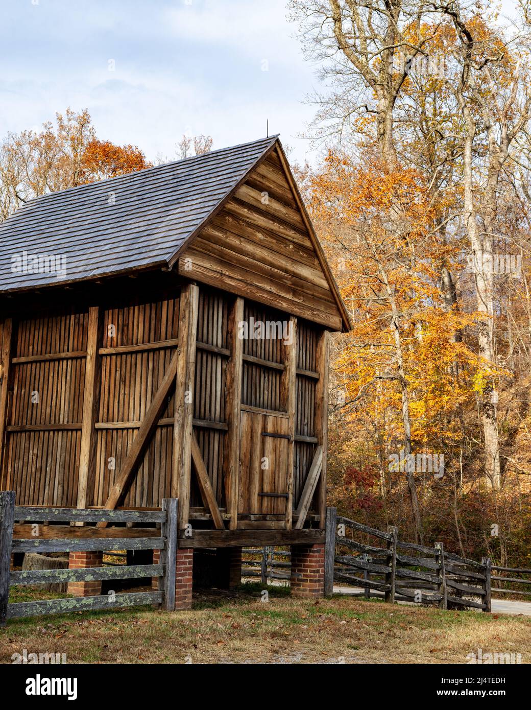 Weathered wooden barn hi-res stock photography and images - Alamy