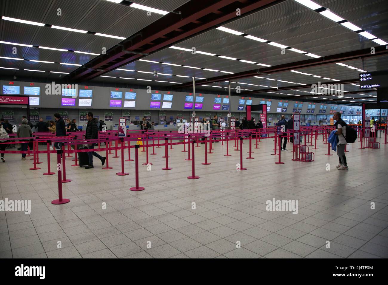 Check in desks luton airport hi-res stock photography and images - Alamy