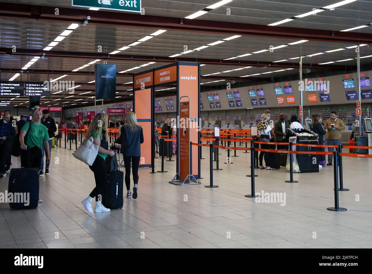 Check in desks luton airport hi-res stock photography and images - Alamy