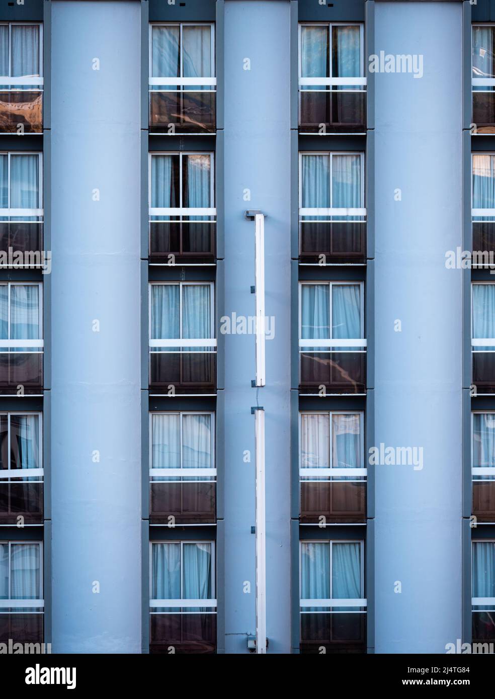 Building with many windows hi-res stock photography and images - Alamy