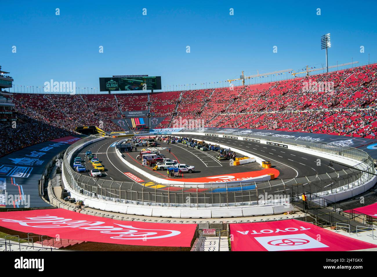 Los Angeles, CA, USA. 6th Feb, 2022. Drivers hit the GEICO restart zone ...