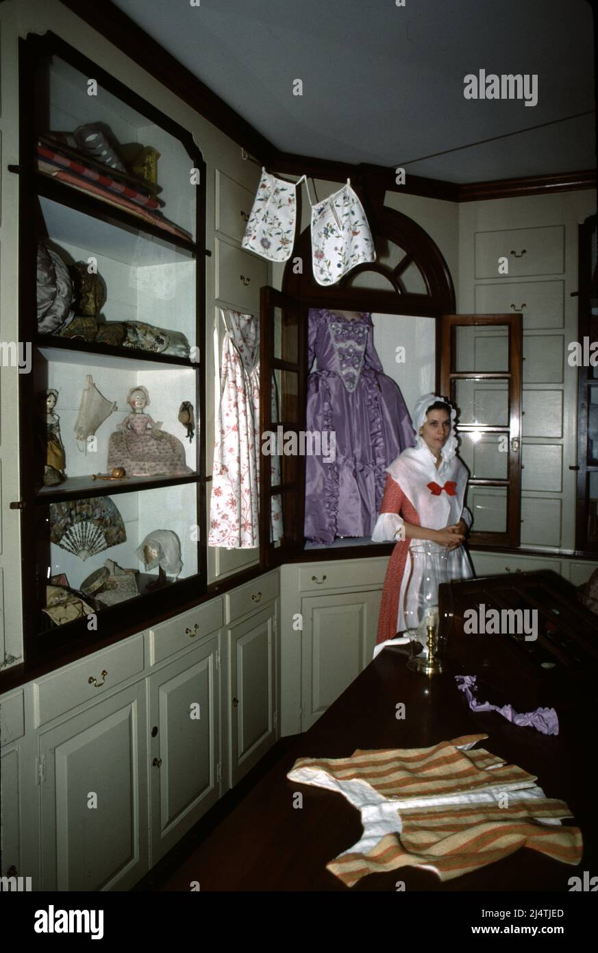 Williamsburg, VA. U.S.A. 9/1987. Colonial Williamsburg milliner, linen ...