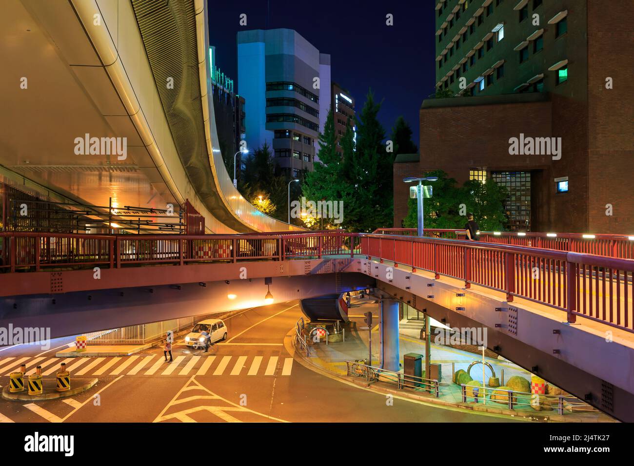 Pedestrian overpass over quiet intersection in central business ...