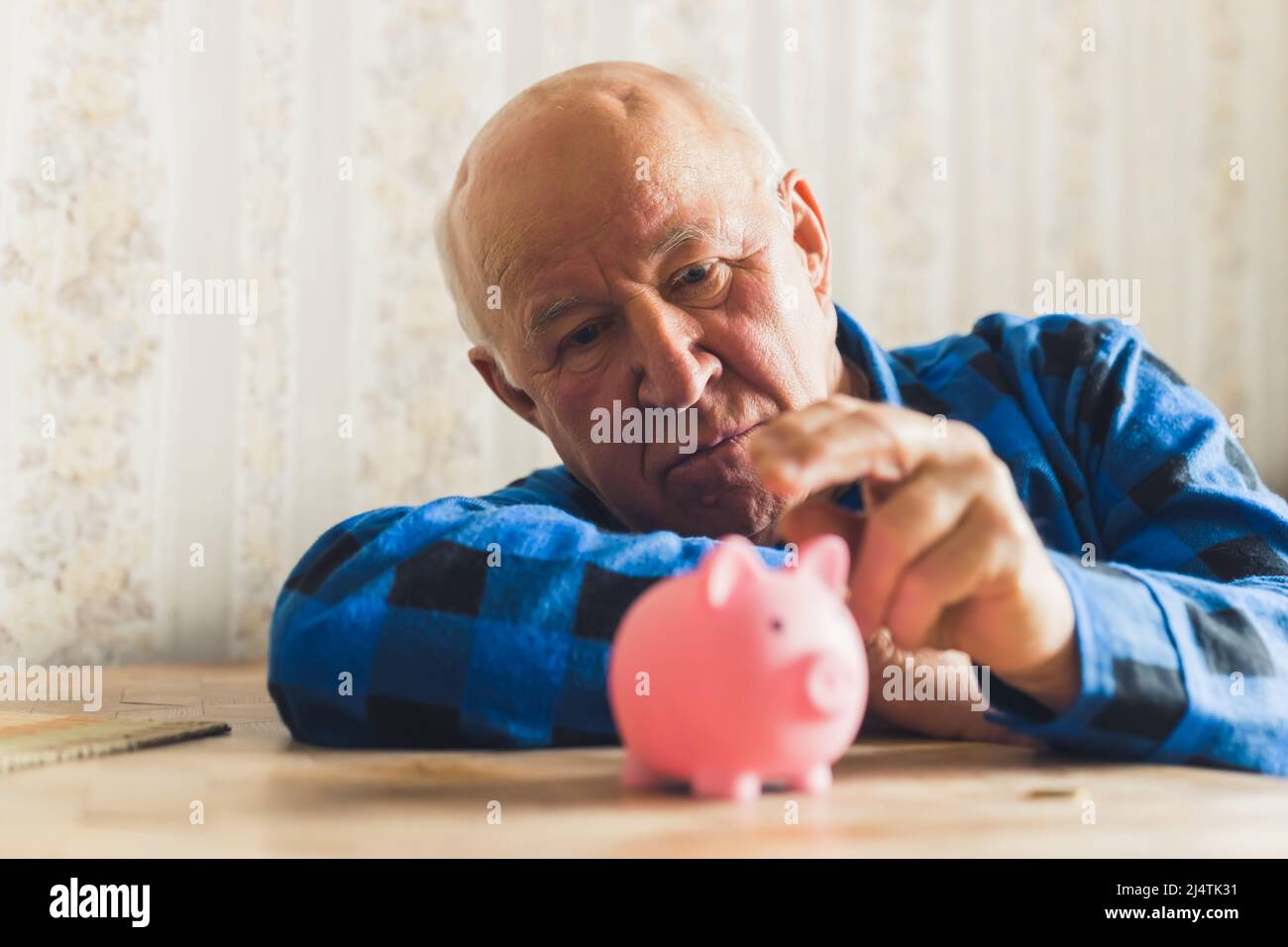 Old person counting coins hi-res stock photography and images - Alamy