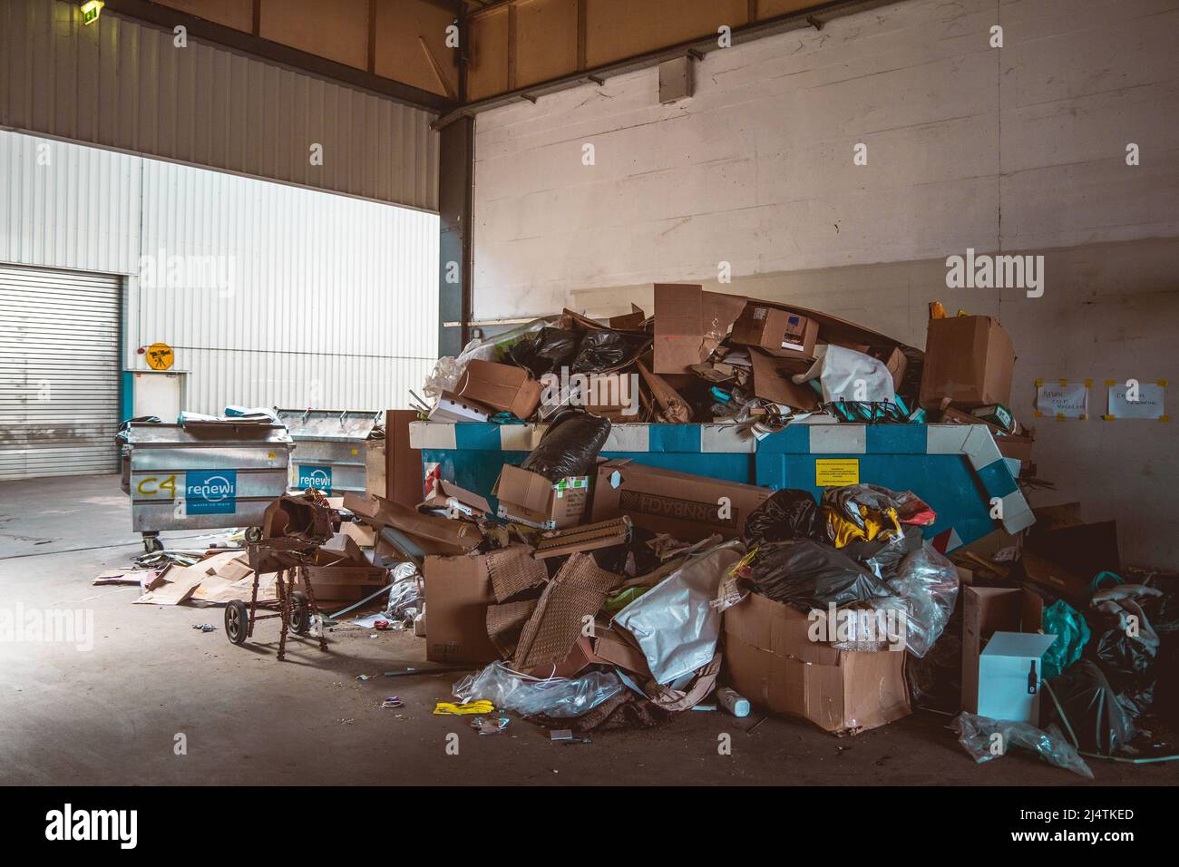 Packed warehouse hi-res stock photography and images - Alamy