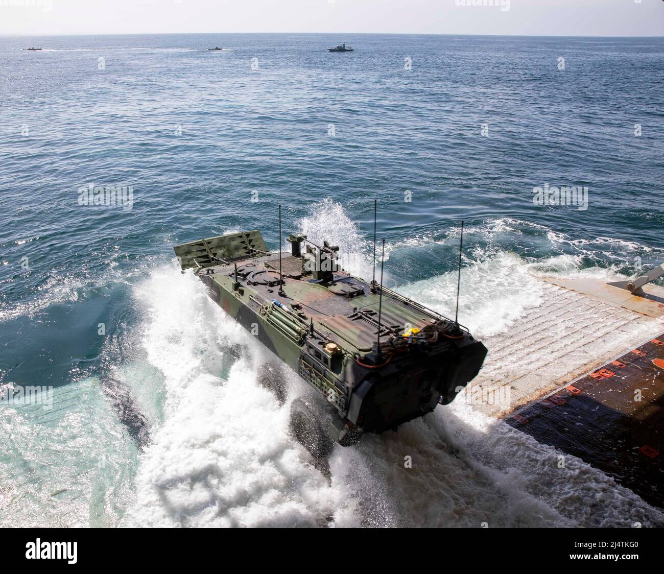 220415-N-VS068-1104 PACIFIC OCEAN (April 15, 2022) - Amphibious Combat ...