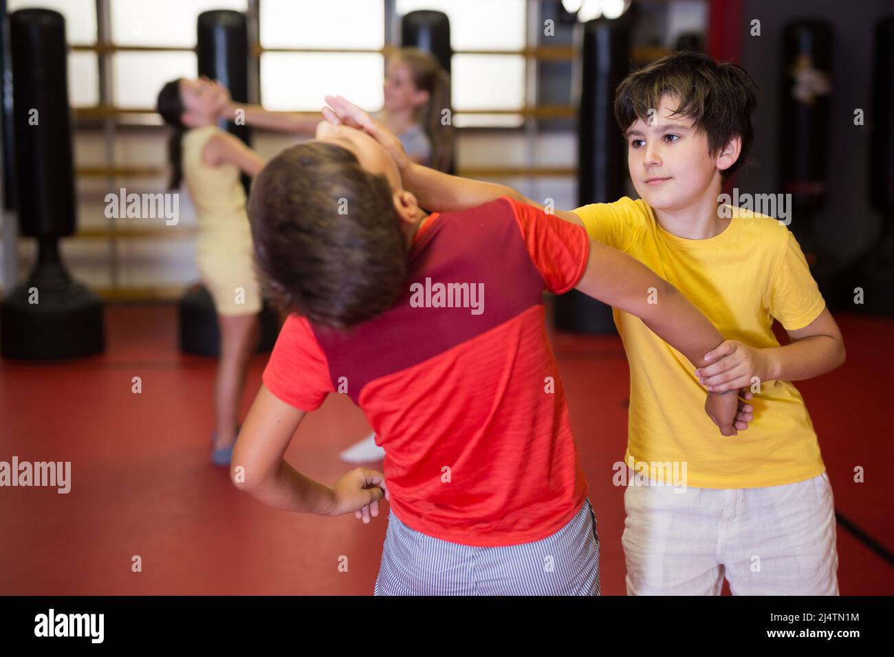 Kids in pairs training chin strike Stock Photo - Alamy