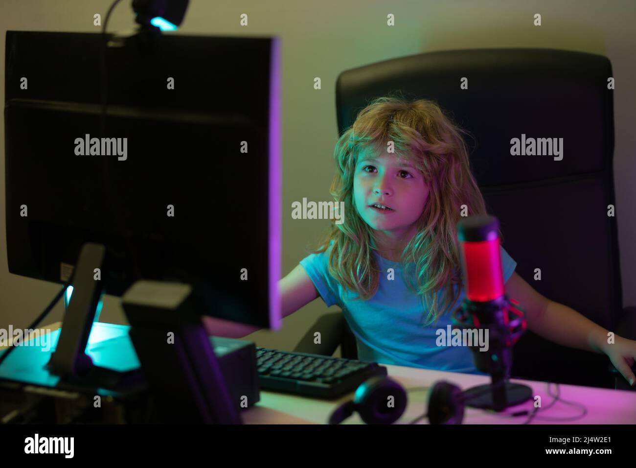 Playing computer games kids watch hi-res stock photography and images ...