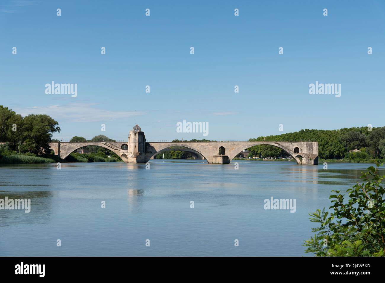 Le Pont Saint Benezet aka "Pont d'Avignon" and Saint Nicholas Chapel ...