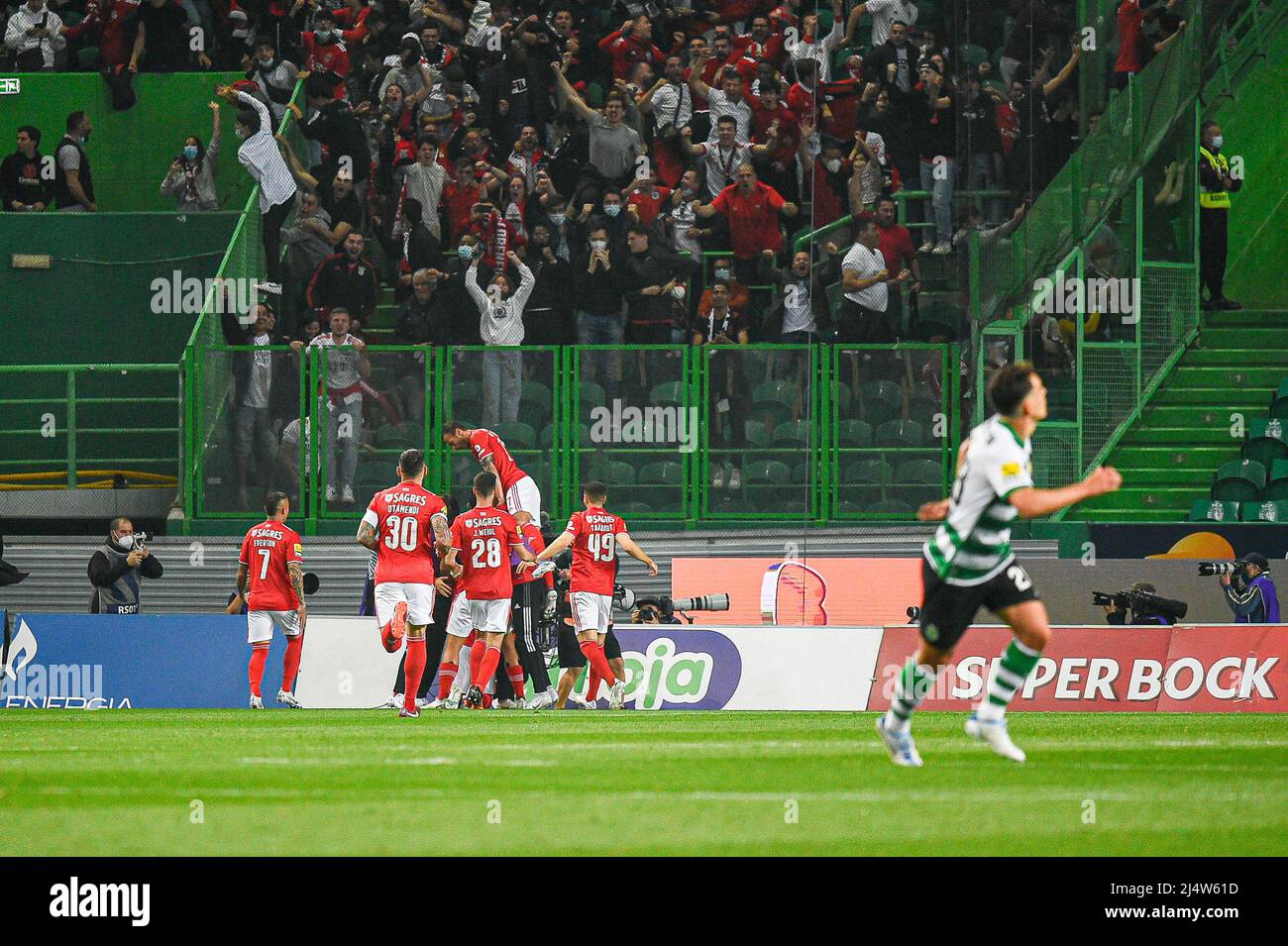 Lisbon, Portugal. 17th Apr, 2022. Benfica players celebrate the first ...
