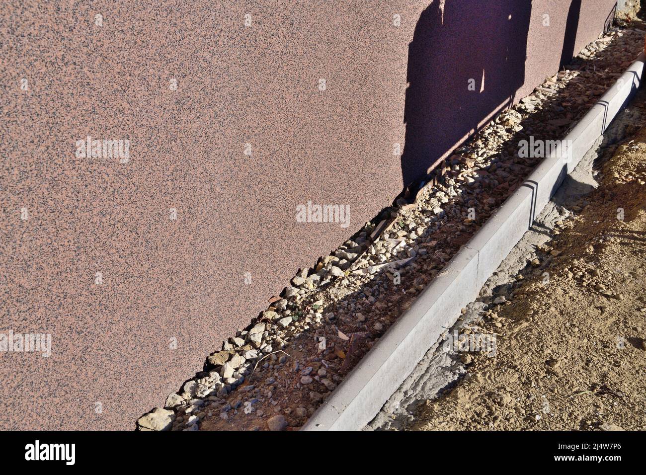 Drainage sidewalk around the wall of the house Stock Photo - Alamy