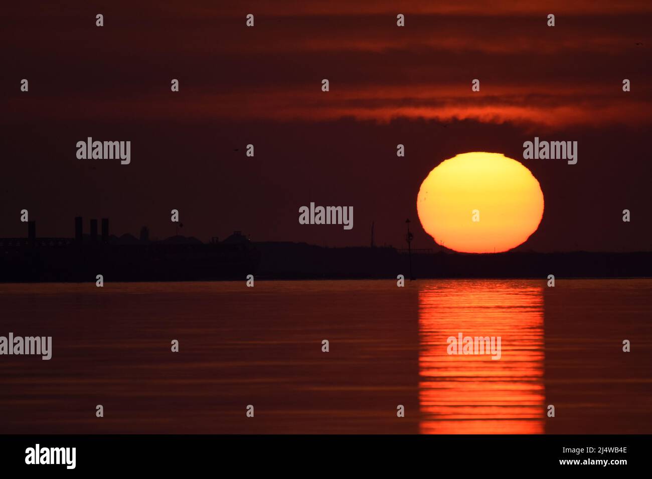 18/04/2022 Gravesend UK The beautiful weather continues over Easter ...