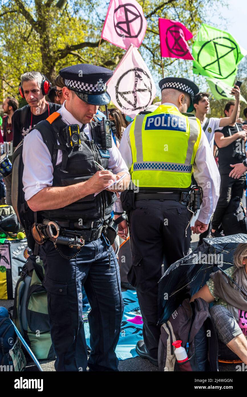 Police engaging with protestors hi-res stock photography and images - Alamy