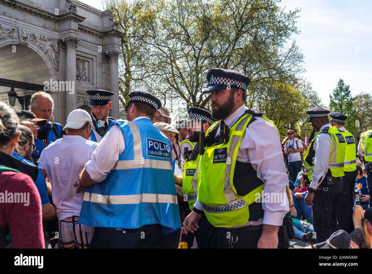 Police engaging with protestors hi-res stock photography and images - Alamy