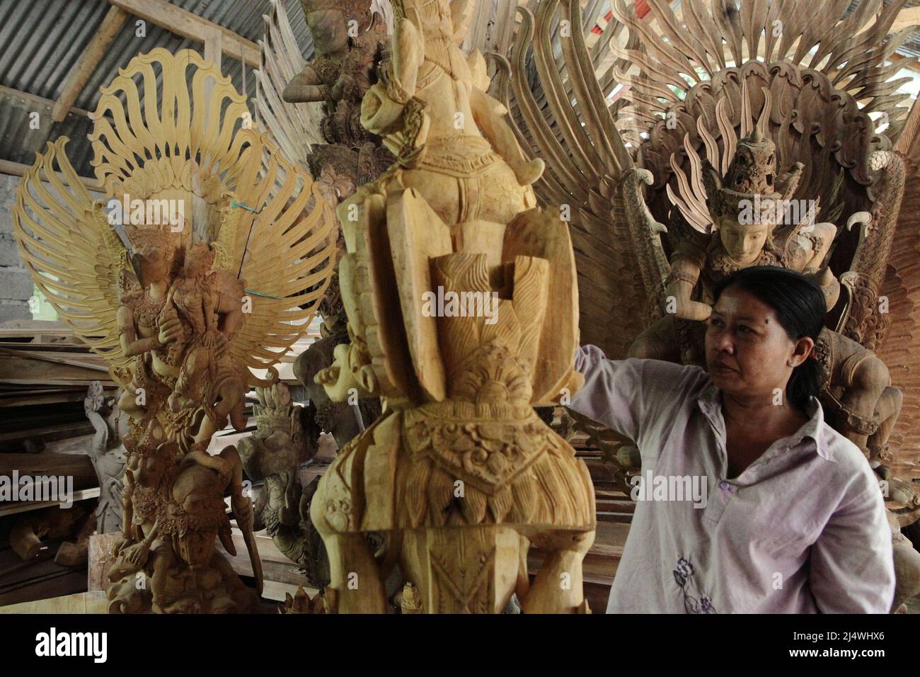 Woman sculpturer hi-res stock photography and images - Alamy