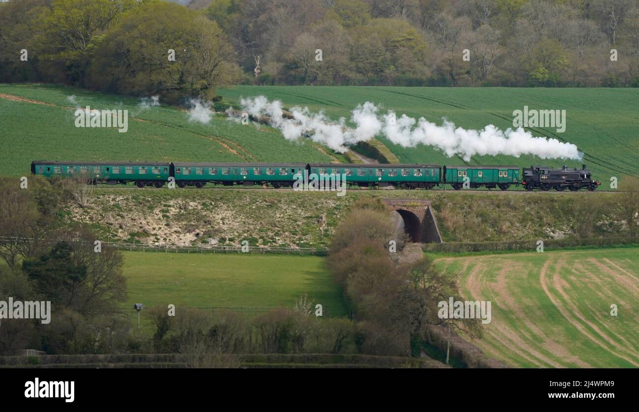 British Railways Ivatt Class 2MT Tank Engine number 41312 makes it's ...