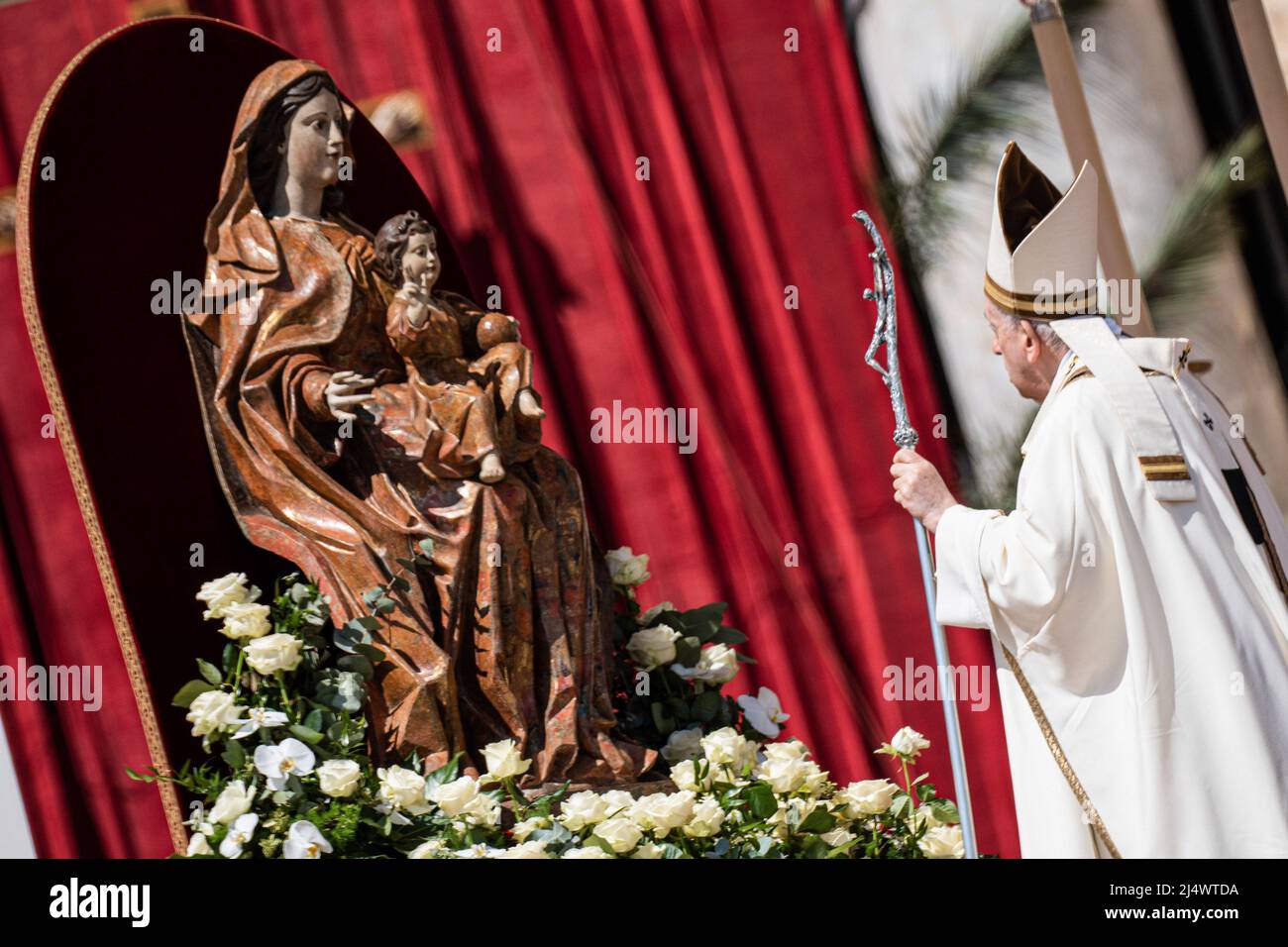 Vatican City, Vatican. 17th Apr, 2022. Pope Francis pays homage to the ...