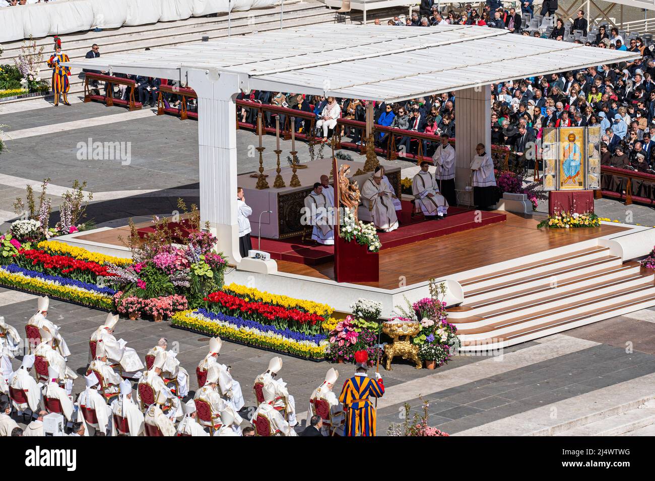 Pope Francis celebrates the Easter Mass in St. Peter's Square in ...