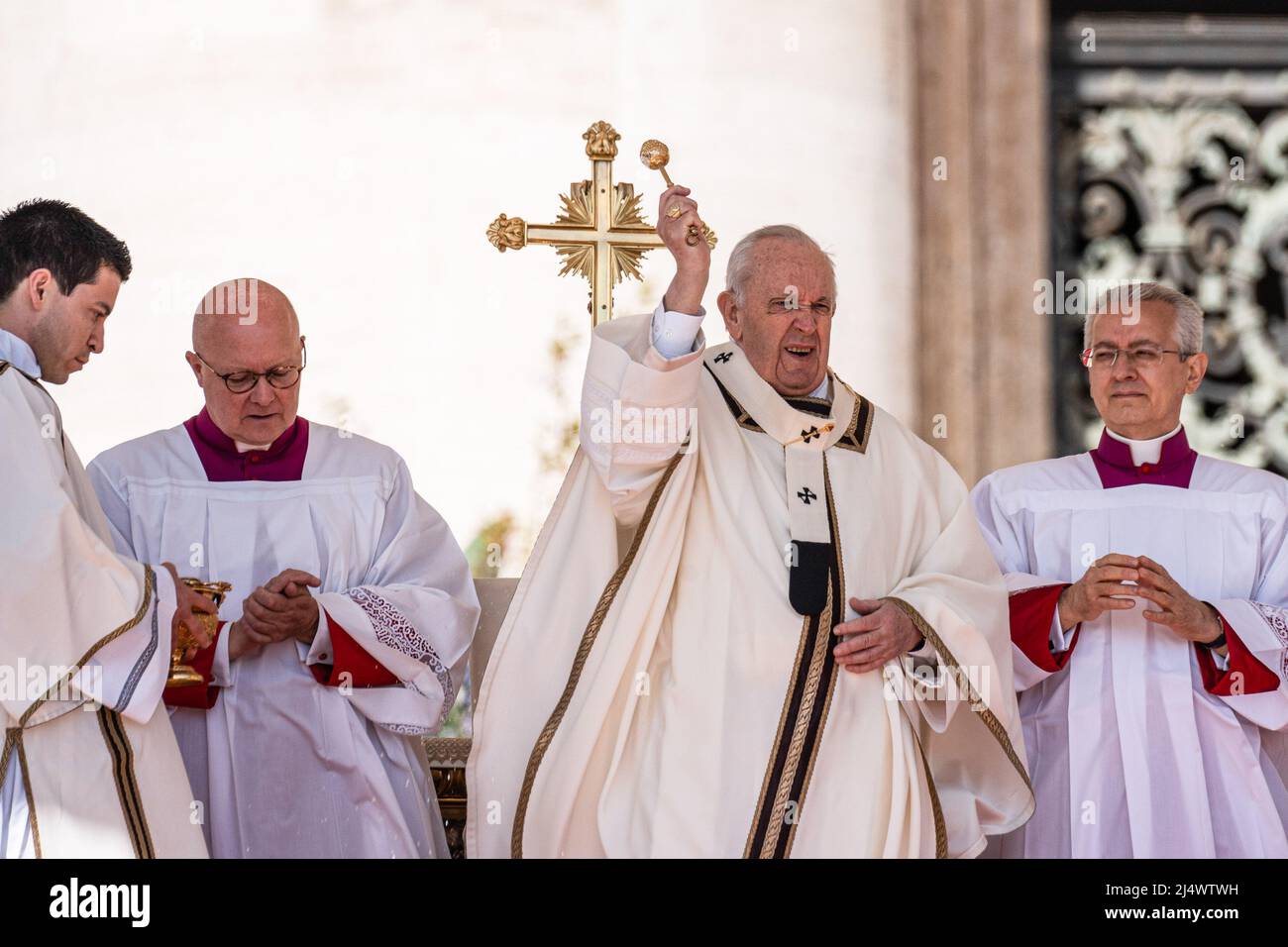 Pope Francis delivery his blessing during the Easter Mass in St. Peter ...