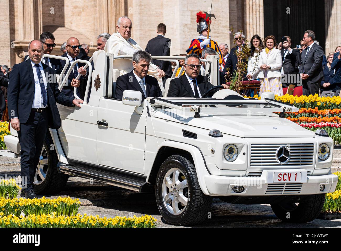 Pope Francis seen in the car while greets faithful in St. Peter's ...
