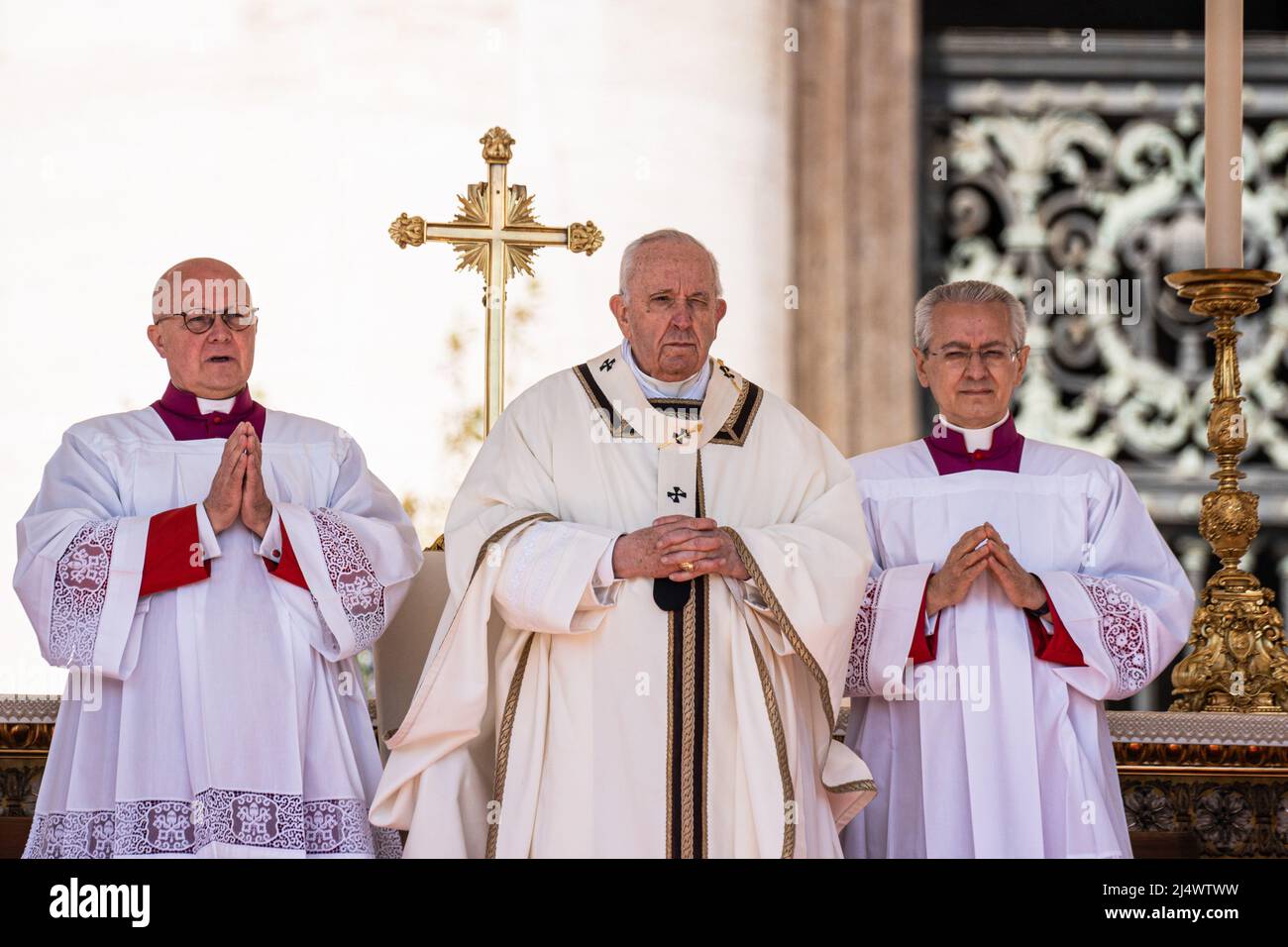 Pope Francis celebrates the Easter Mass in St. Peter's Square in ...