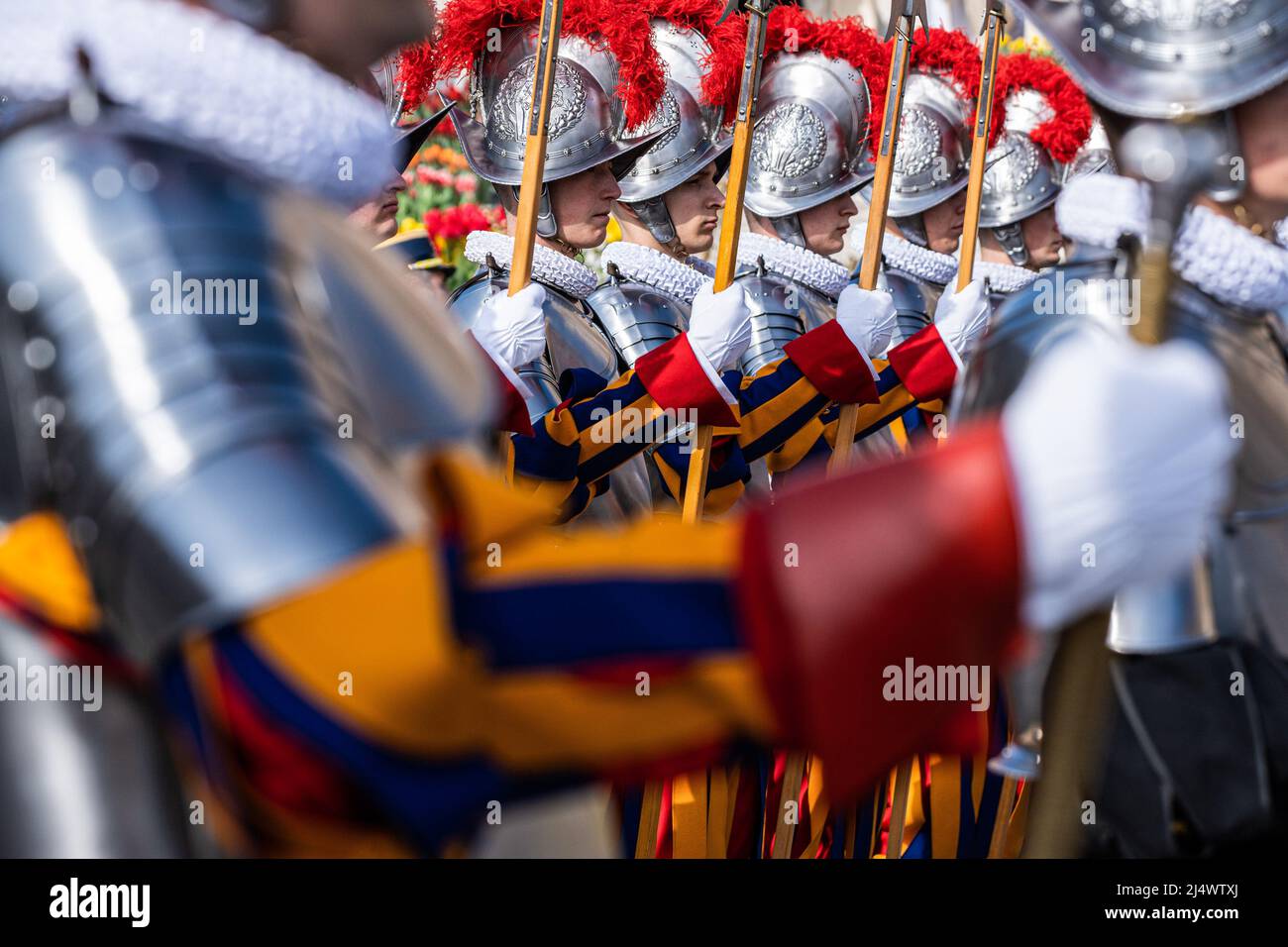 Picket of honor of the Pontifical Swiss Guard arrives in St. Peter's ...