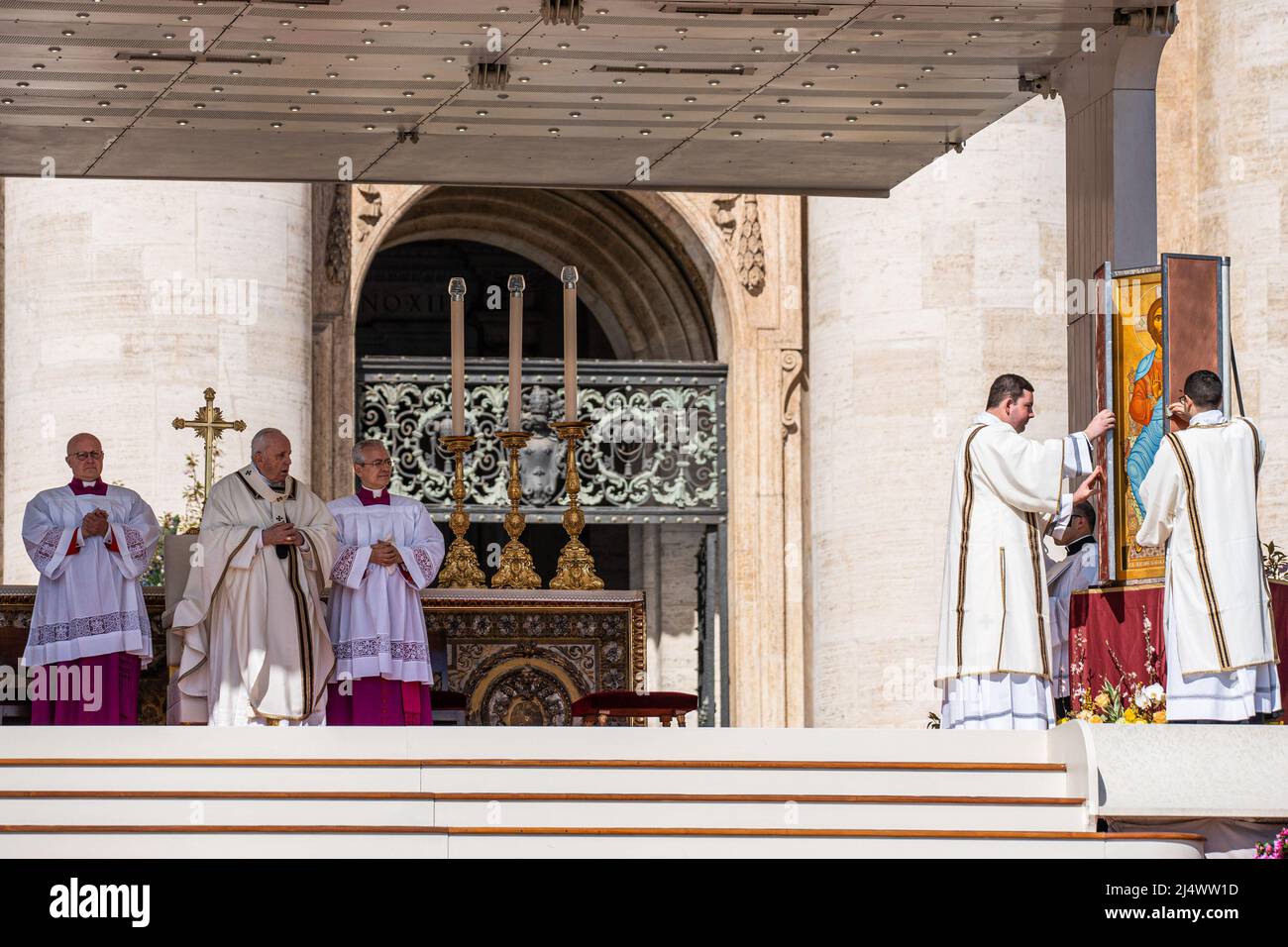Pope Francis celebrates the Easter Mass in St. Peter's Square in ...