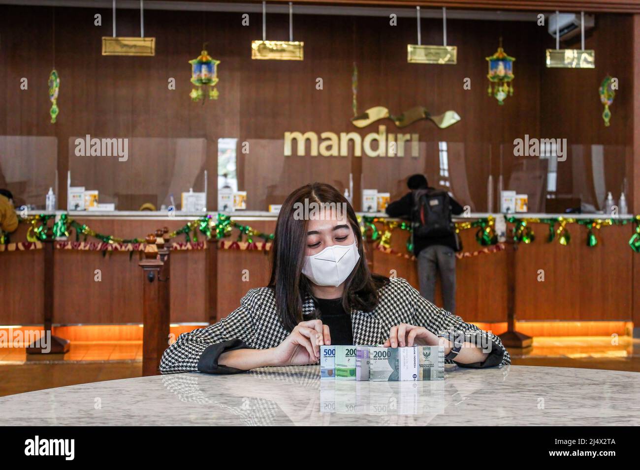 Woman shows new currency hi-res stock photography and images - Alamy