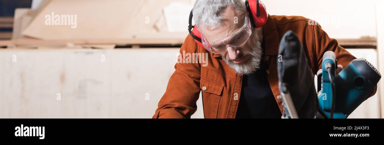 Middle aged man carpenter hi-res stock photography and images - Alamy