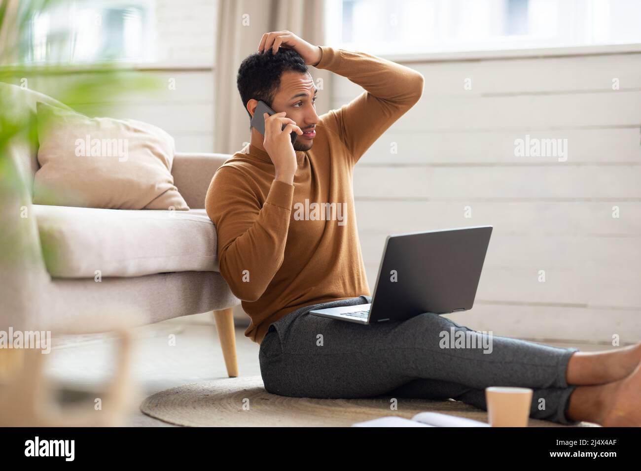 Arabic man talking hi-res stock photography and images - Alamy