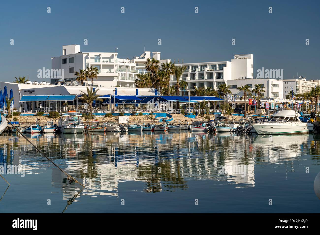 Fischerboote und Ausflugsboote im Hafen von Agia Napa, Zypern, Europa ...
