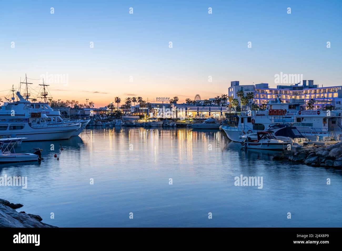 Fischerboote und Ausflugsboote im Hafen von Agia Napa in der ...