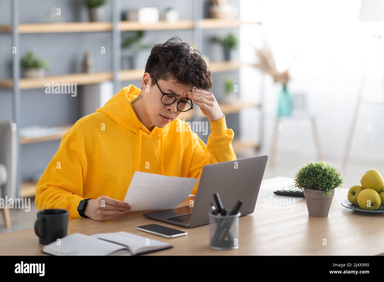 Chinese man reading paper hi-res stock photography and images - Alamy