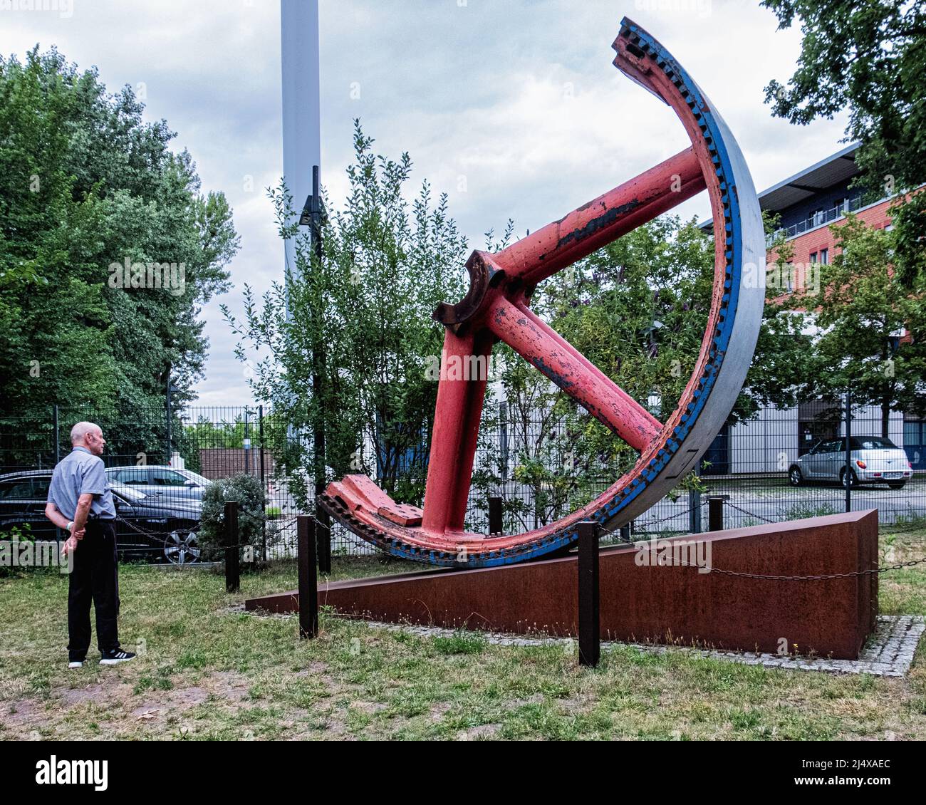 Broken wheel sculpture hi-res stock photography and images - Alamy