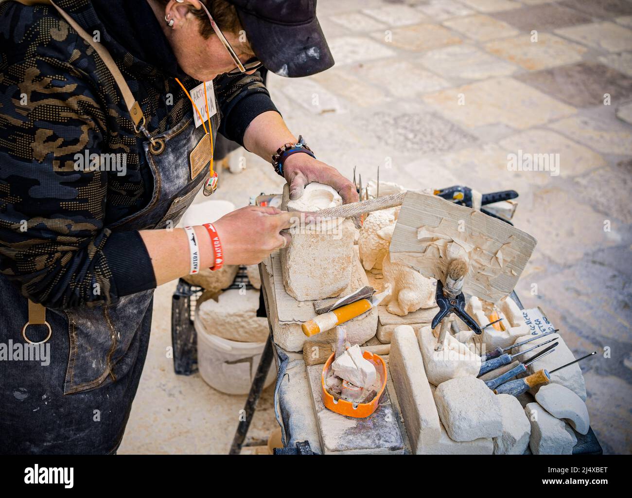 Woman carving hi-res stock photography and images - Alamy
