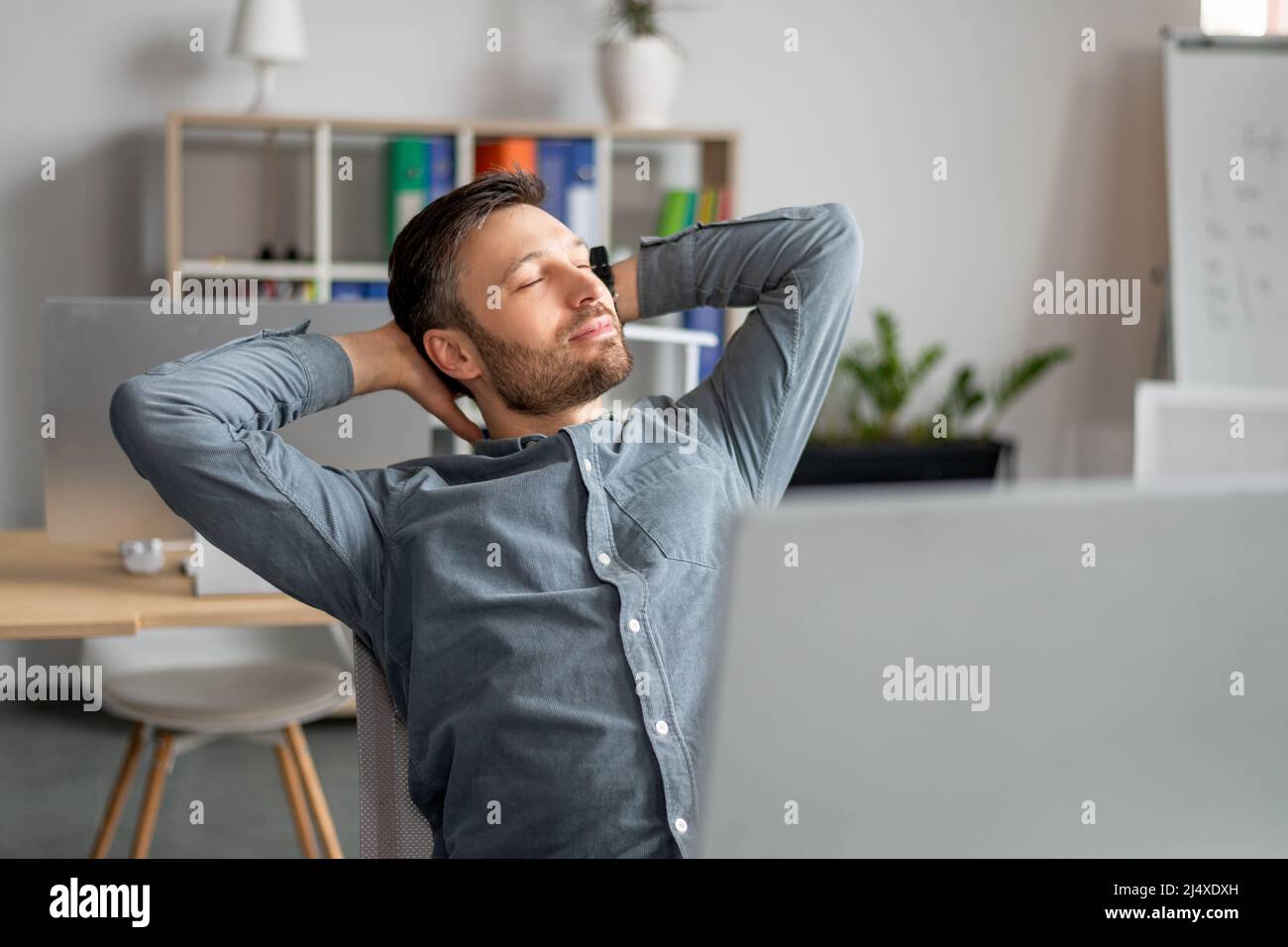 Worker leaning on table hi-res stock photography and images - Alamy