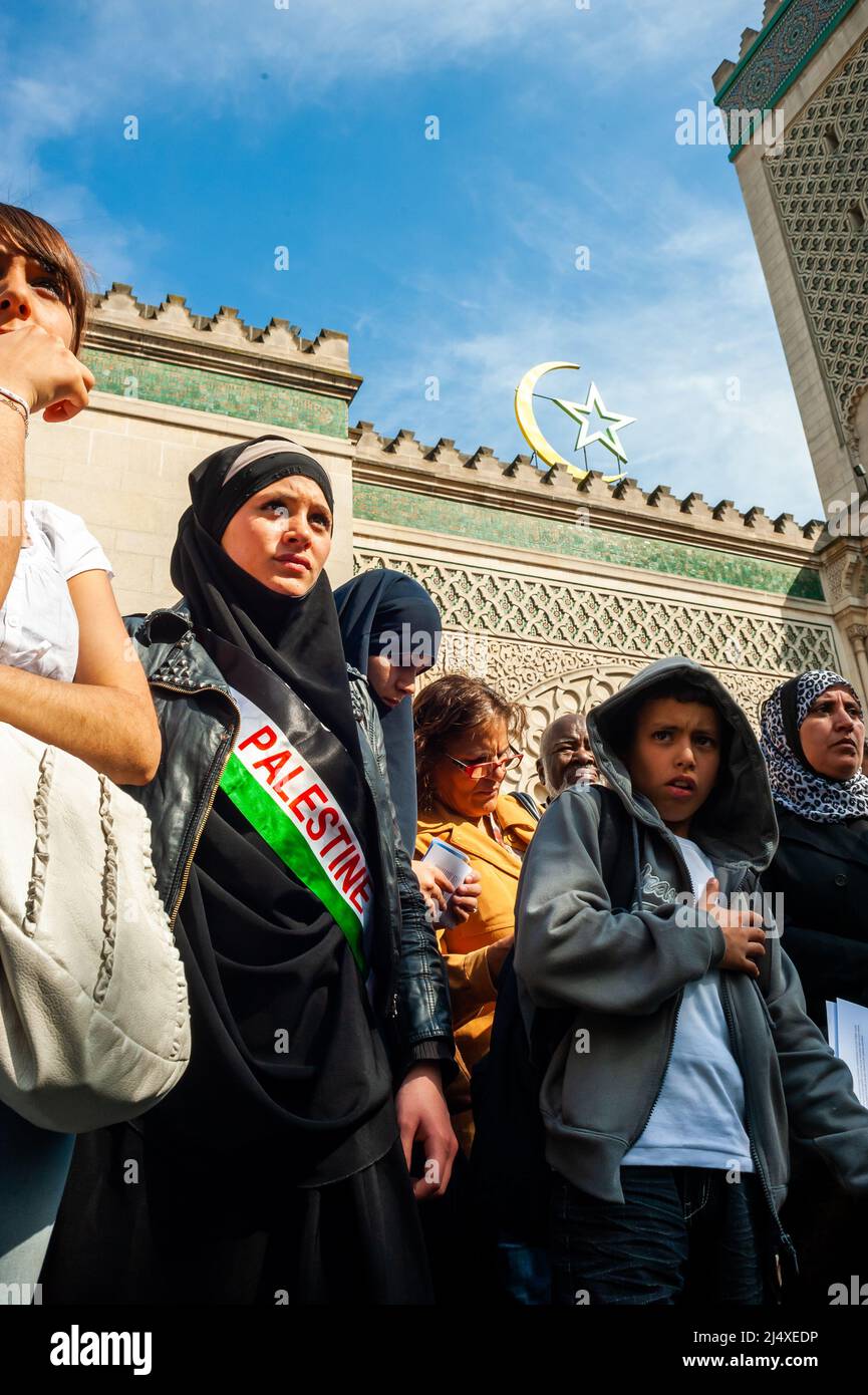 Muslim women hijab demonstrating islamophobia hi-res stock photography and images - Alamy