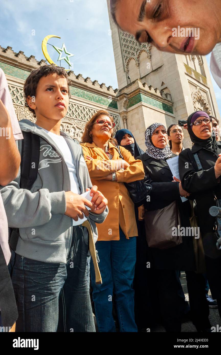 Paris, France, Muslim Large Crowd People, Teenagers, Protestors ...