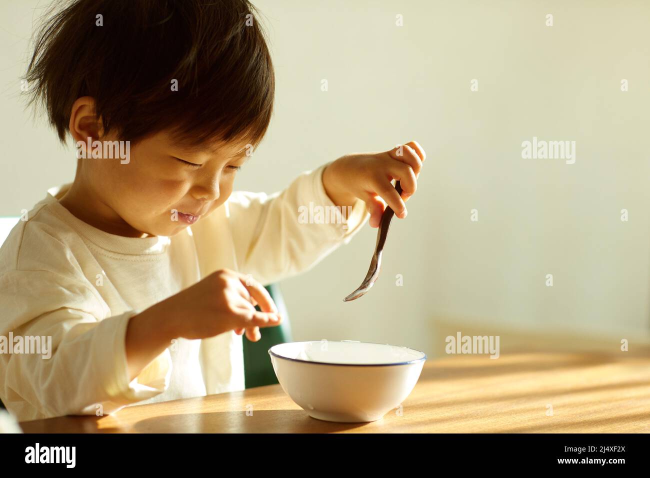 Japanese kid eating Stock Photo - Alamy