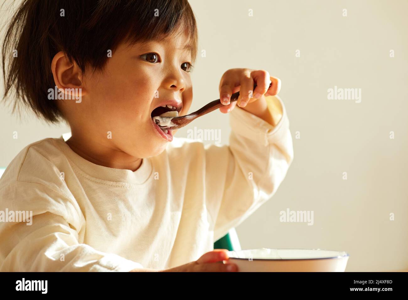 Japanese kid eating Stock Photo - Alamy
