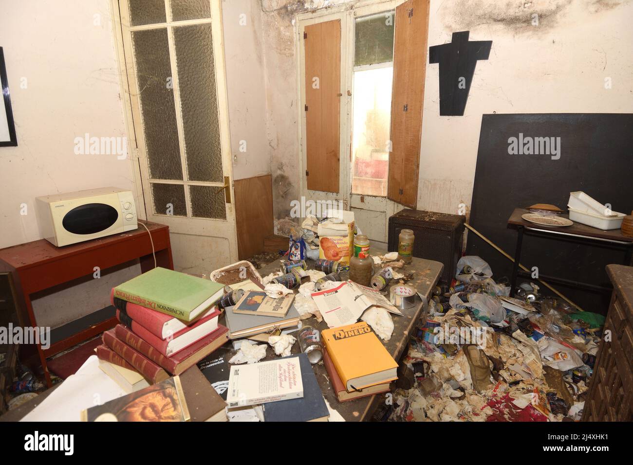 interior of a house where a person with dieogenes syndrome lived Stock ...